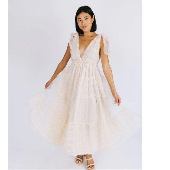 Mable | Dresses | Amable By Mable Grand Entrance Dress Ivory Lace ...